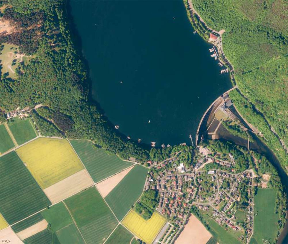 Edersee - Luftbild der Talsperre-978-3-14-100389-5-12-1-1 | Diercke.de Edersee - Luftbild der Talsperre-978-3-14-100389-5-12-1-1 | Diercke.de